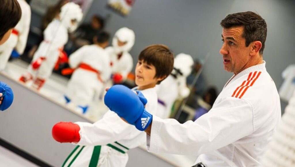 Ćwicz sztuki walki z mistrzem świata karate. John Fonseca otwiera swoją ...